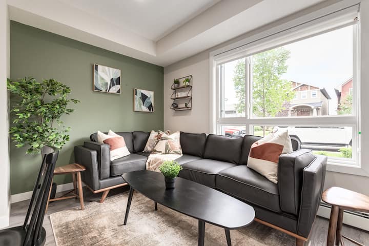 Prime Location With Ctrain Access 1 Bedroom - Calgary