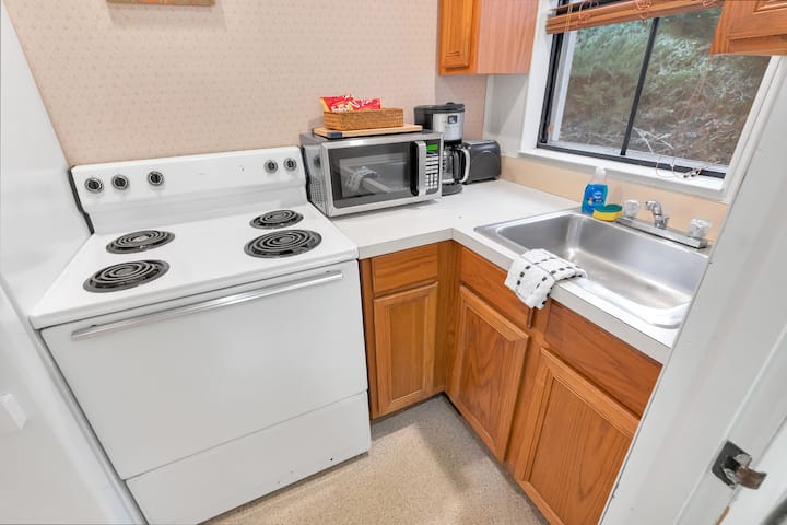 Keuka Cove Inn - Room #12 (Two Double Beds) - Penn Yan, NY