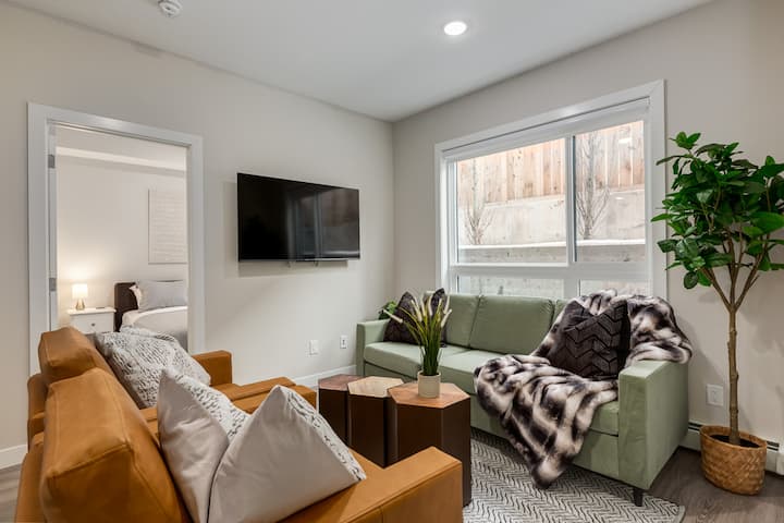 Charming Main Floor Suite 2 Bedrooms 2 Bth - Calgary