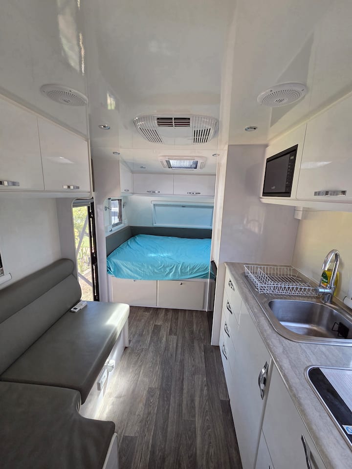 Luxury 16ft Self-contained Caravan - Darwin