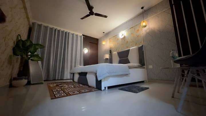 Wave City Luxe Studio – 5 Minutes From Nh24 - Ghaziabad