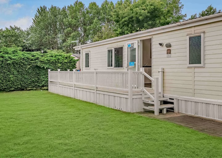 Deluxe Lodge With Parking, Ensuite, Deck + Hot Tub - Sandown