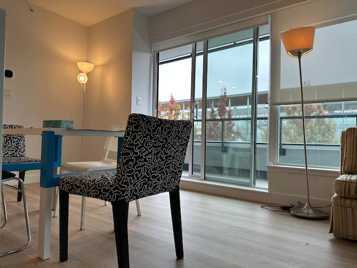 Near Skytrain Station 2b2b Apartment With Pool - Delta