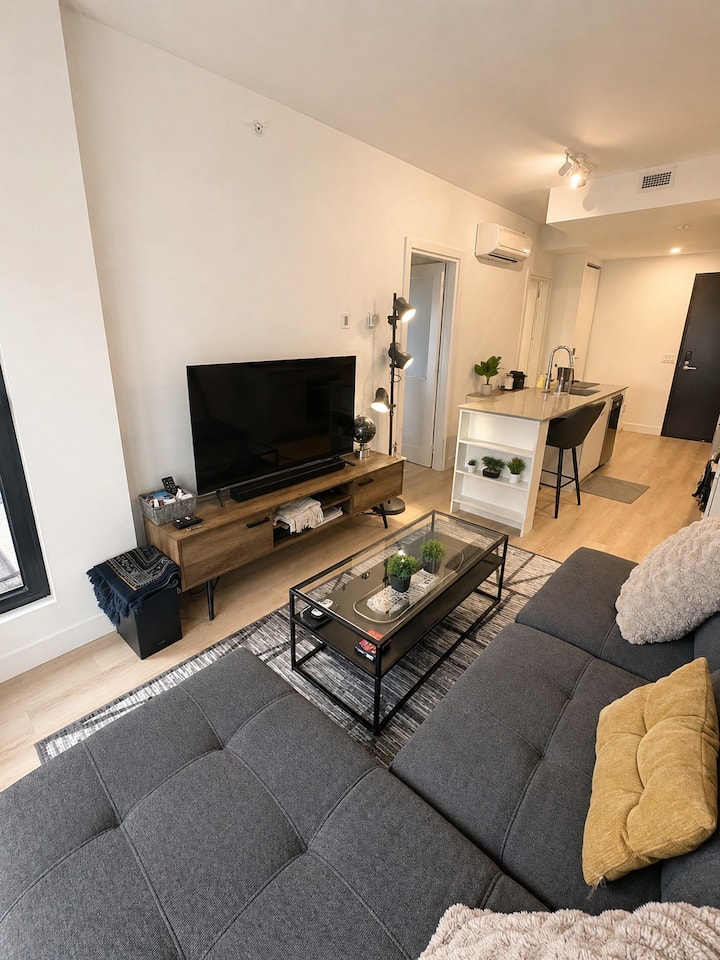 Refined Retreat With Full Amenities & Metro Access - Montreal