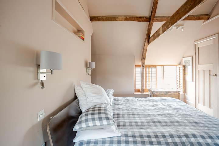 A Stroudy Cottage - Stroud, UK