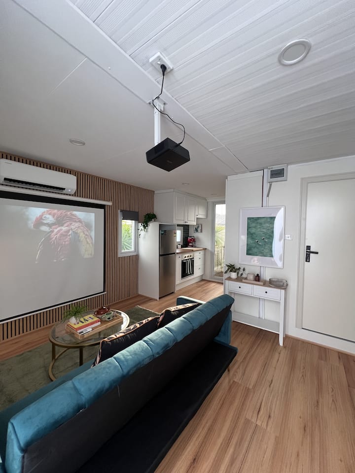 Tiny Home | Cinema | Garden | 2 Bed Stylish Stay - Perth