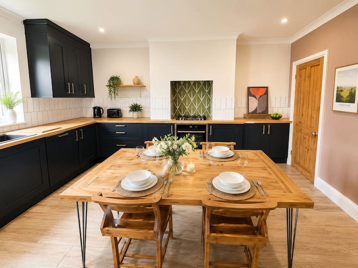 Prime Location 2 Bed | Parking Included - Chesterfield