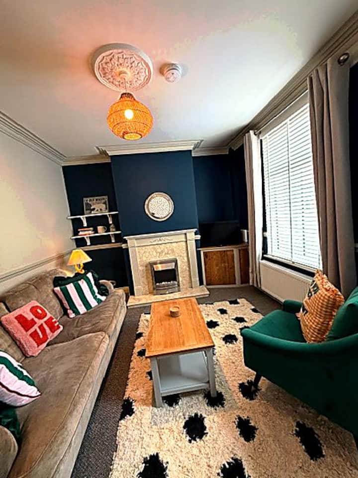 Prime Location 2 Bed | Parking Included - Chesterfield