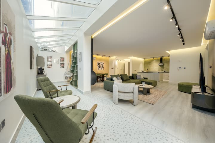 Luxury Skylight 2br • 85tv | Almalqa - Saudi Arabia
