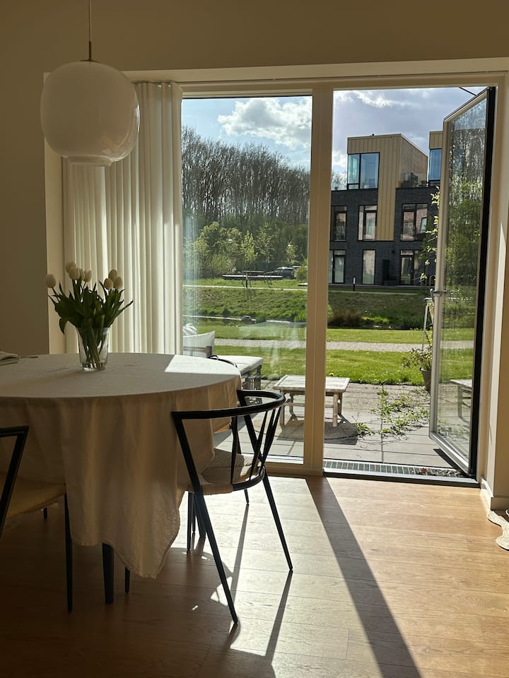 Lys Og Moderne Lejlighed Med Parkering I Odense - Odense