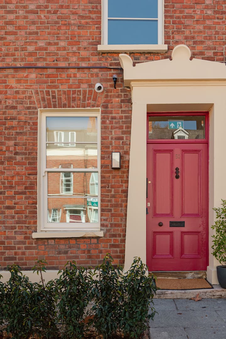 Superior One Bed City Room. Close To University - Belfast