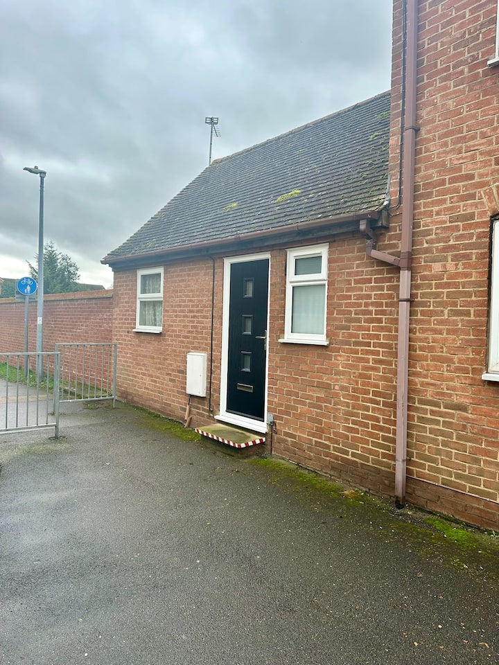 Street Level Flat With Parking Close To Town - St Neots