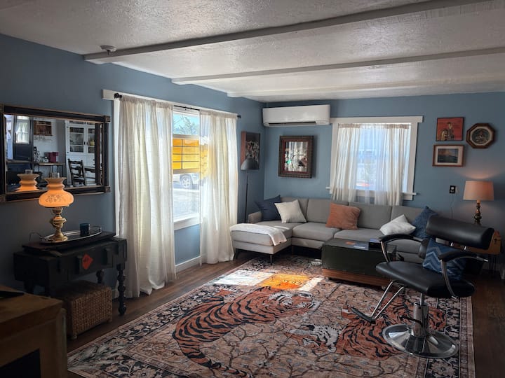 Punch Bowl Art House - Artsy, Comfy & Convenient - Grants Pass, OR
