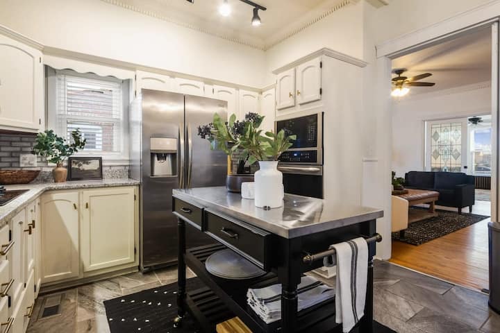 Charming 3br W Large Yard Walk To Downtown - KFC Yum! Center