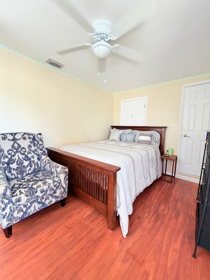 Private Room + Bath |Self Checkin • Great Location - West Palm Beach, FL