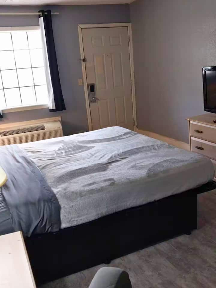 (248-1) 2 Double Beds Hotel Room - Gated - Jackson, MS