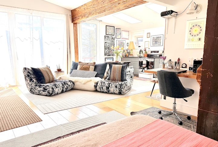 Bright Hudson Loft | Artist Vibe | Walk Everywhere - Hudson, NY