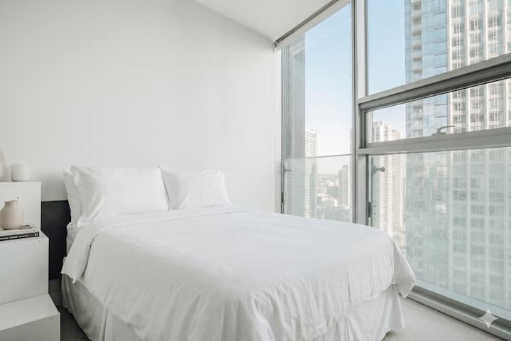 Cn Tower View 2-bed+den, With Parking 7 Guests - Toronto