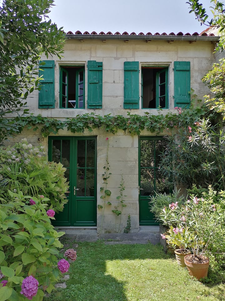 Le Jardin Secret - Maisonnette En Duplex Au Calme - Saintes