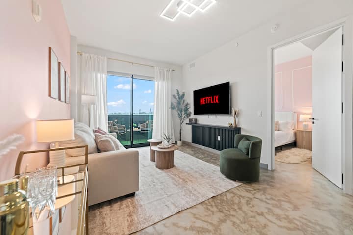 {The Rosé Penthouse} ~ Gym ~ Pool ~ Free Parking - Dania Beach, FL