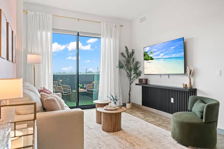 {The Rosé Penthouse} ~ Gym ~ Pool ~ Free Parking - Dania Beach, FL