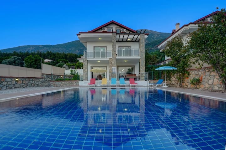 Villa Lotus, Büyük Havuzlu, Bahçeli 5+1 Villa - Fethiye