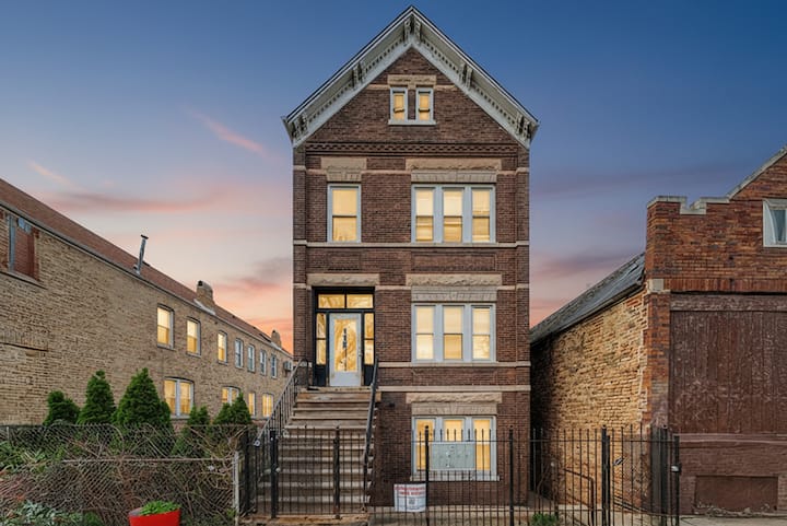 Cozy Pilsen 2br Apartment - Ukrainian Village - Chicago