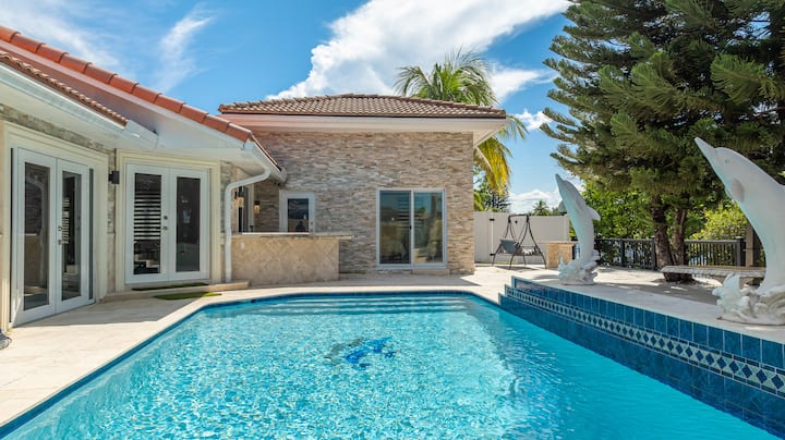 Relaxing Lakefront Retreat W/heated Saltwater Pool - Deerfield Beach, FL