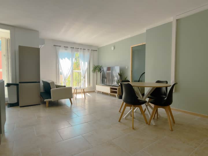 Appartement Rénové-climatisation-parking Gratuit - Bagnols-sur-Cèze