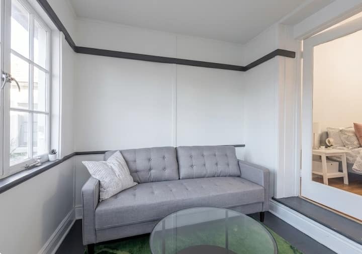 Beautiful 2br Apartment W Parking +High Speed Wifi - London
