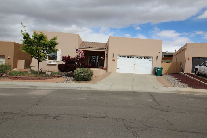 The Desert Retreat: 9 Beds, Hot Tub, Pool Table - Farmington, NM