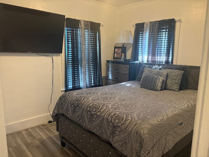 Upstairs Room 3 Smart Lock Queen Bed Near Downtown - Battle Creek, MI