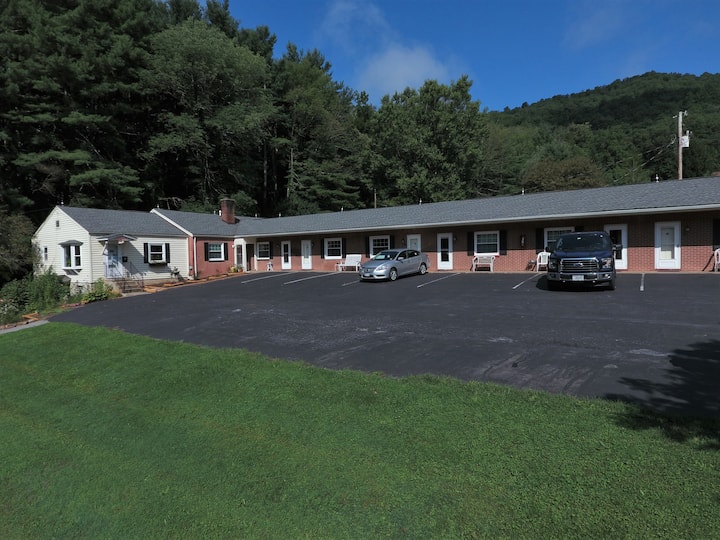 Mountain Get Away | Charming Stay At Roseloe - Hot Springs, VA