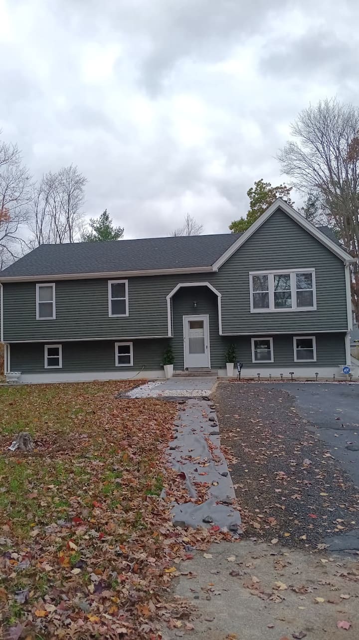 Cozy 7-bed Home W/ Backyard| Perfect For Groups - Brockton, MA