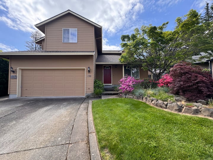 Spacious 4 Bedroom Home With Private Yard - Gresham, OR