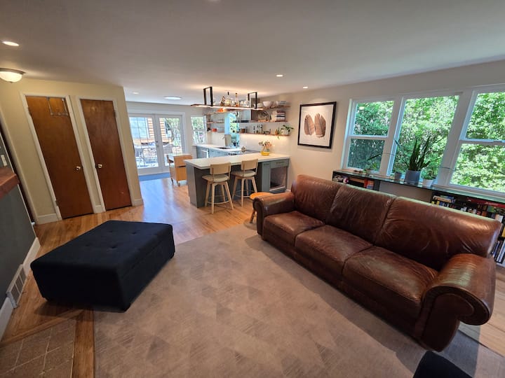 Family & Dog Friendly Home. 1 Bus To Stadiums! - Seattle, WA