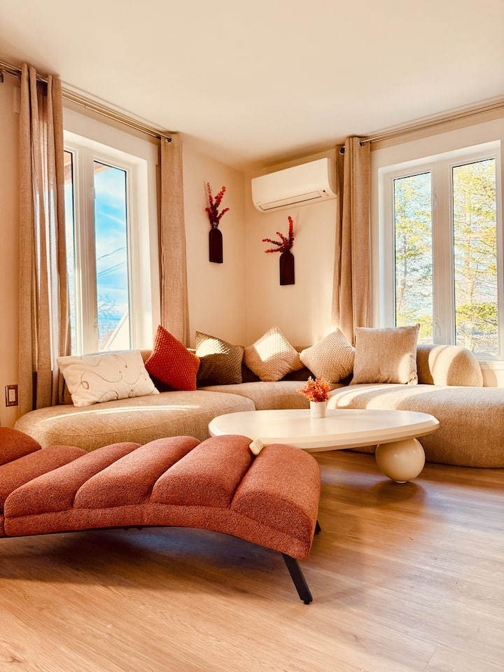 1 Acre Cozy Home, Gameroom & Hot Tub! - Shédiac