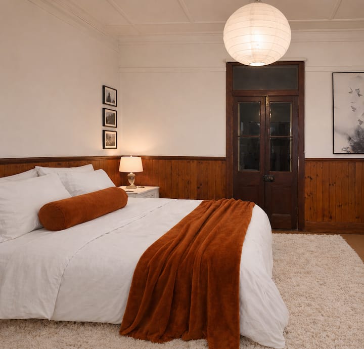 Character 4br Home | Central & Spacious For Groups - Muswellbrook