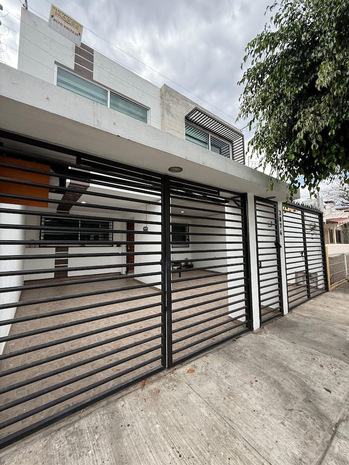 Casa Amplia Con Ubicacion Estratégica Y Cochera - Guadalajara, Jalisco, Mexique