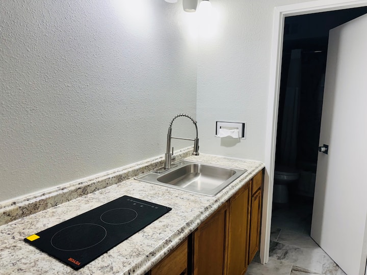 Alamo Inn & Suites | One King Bed| Kitchenettes - Wyoming