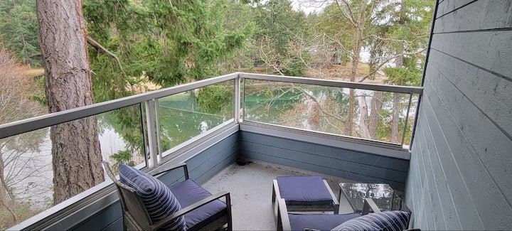 The Oceanside Retreat: 1br Oceanfront Sanctuary - Parksville