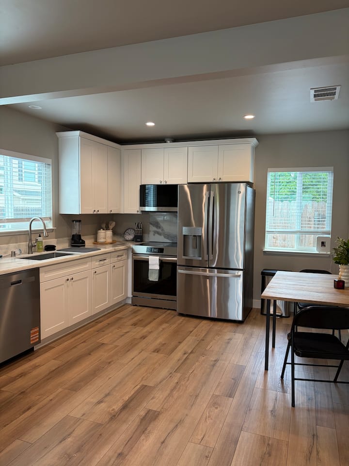 Cozy Roseville Cottage W/ Private Parking - Roseville, CA