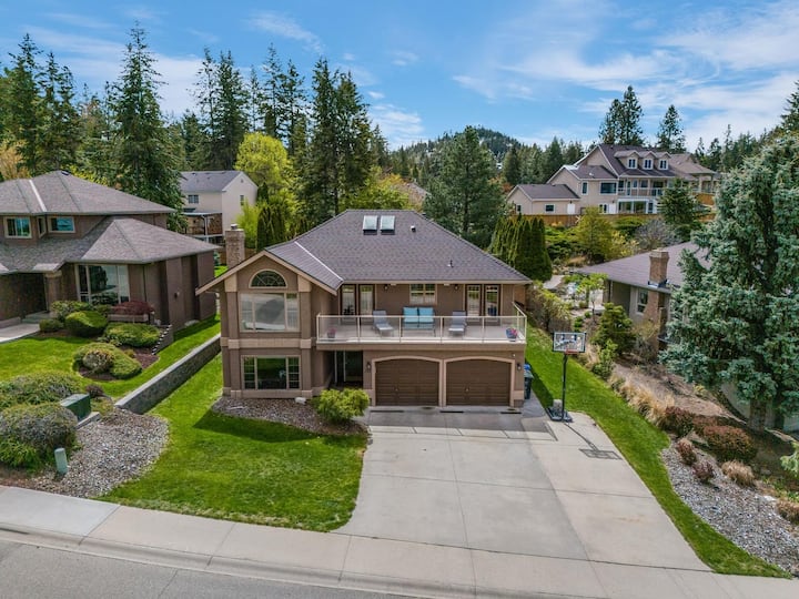 Elevated Lakeview Suite | Trails, Sunset, Serenity - Kelowna