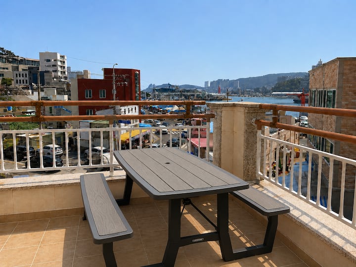 기장 대변항 오션뷰 방2 / 테라스 / 최대 5인 / 침대2 / 소파베드 / 조용한 휴식 - Busan