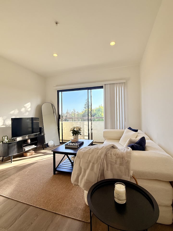 New! 2 Bedroom Westwood Apartment - Oakwood – Los Angeles
