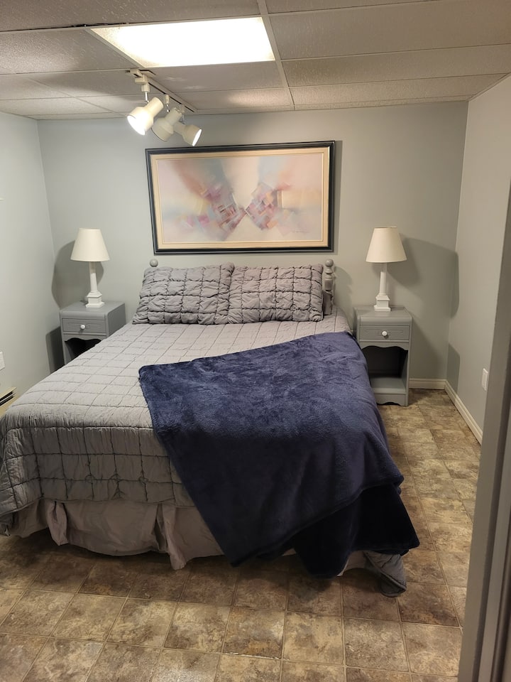 Private Basement Suite. Near Hwy. Parking. Laundry - Brantford, ON