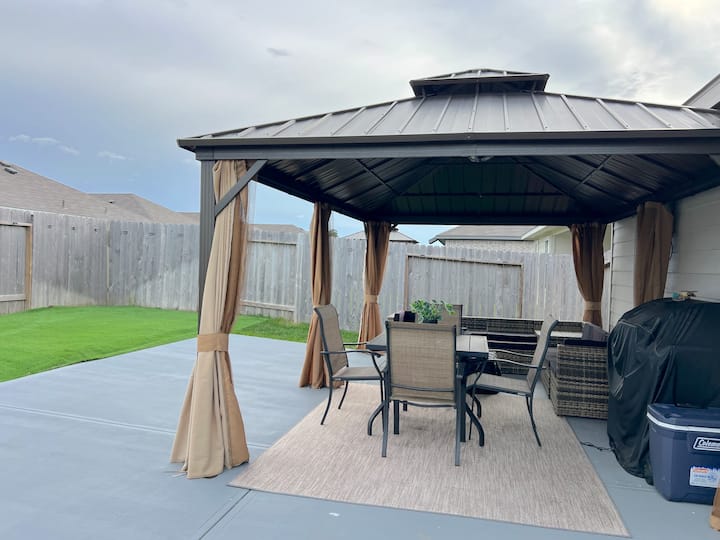 Stay Spring Retreat | Modern Oasis & Pergola - Spring