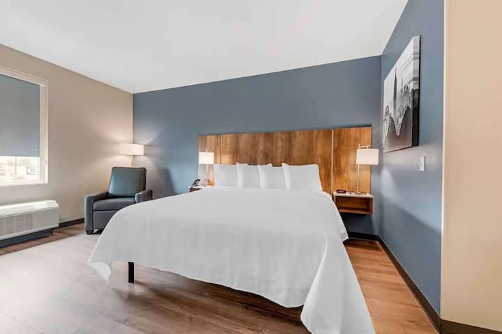 Pueblo King Studio With Breakfast & Gym - Pueblo, CO