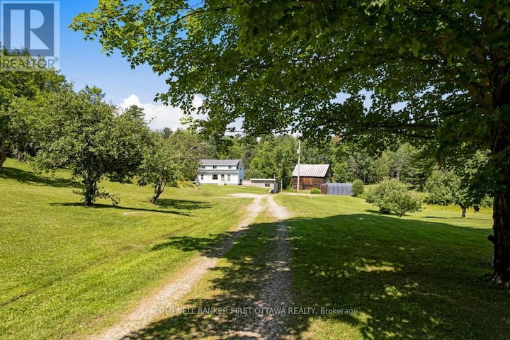 Tranquil Quiet Cabin - Perth, ON, Canada