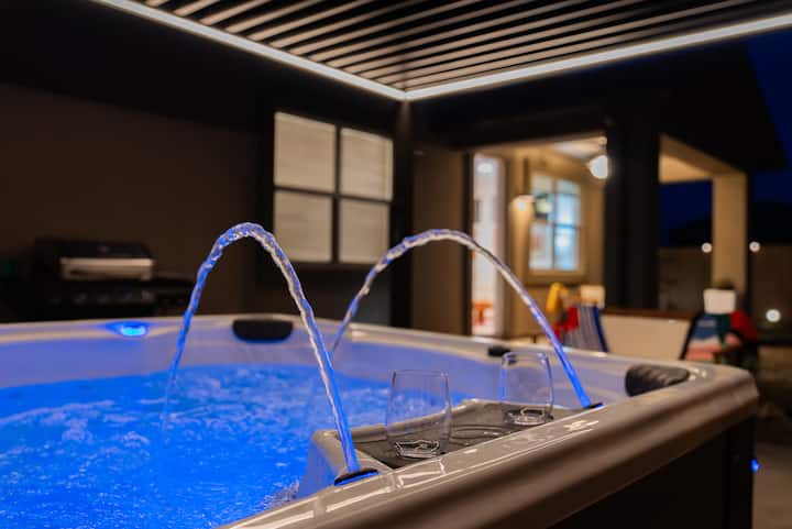 Sedona Views + Hot Tub Sleeps 10 - Cottonwood, AZ